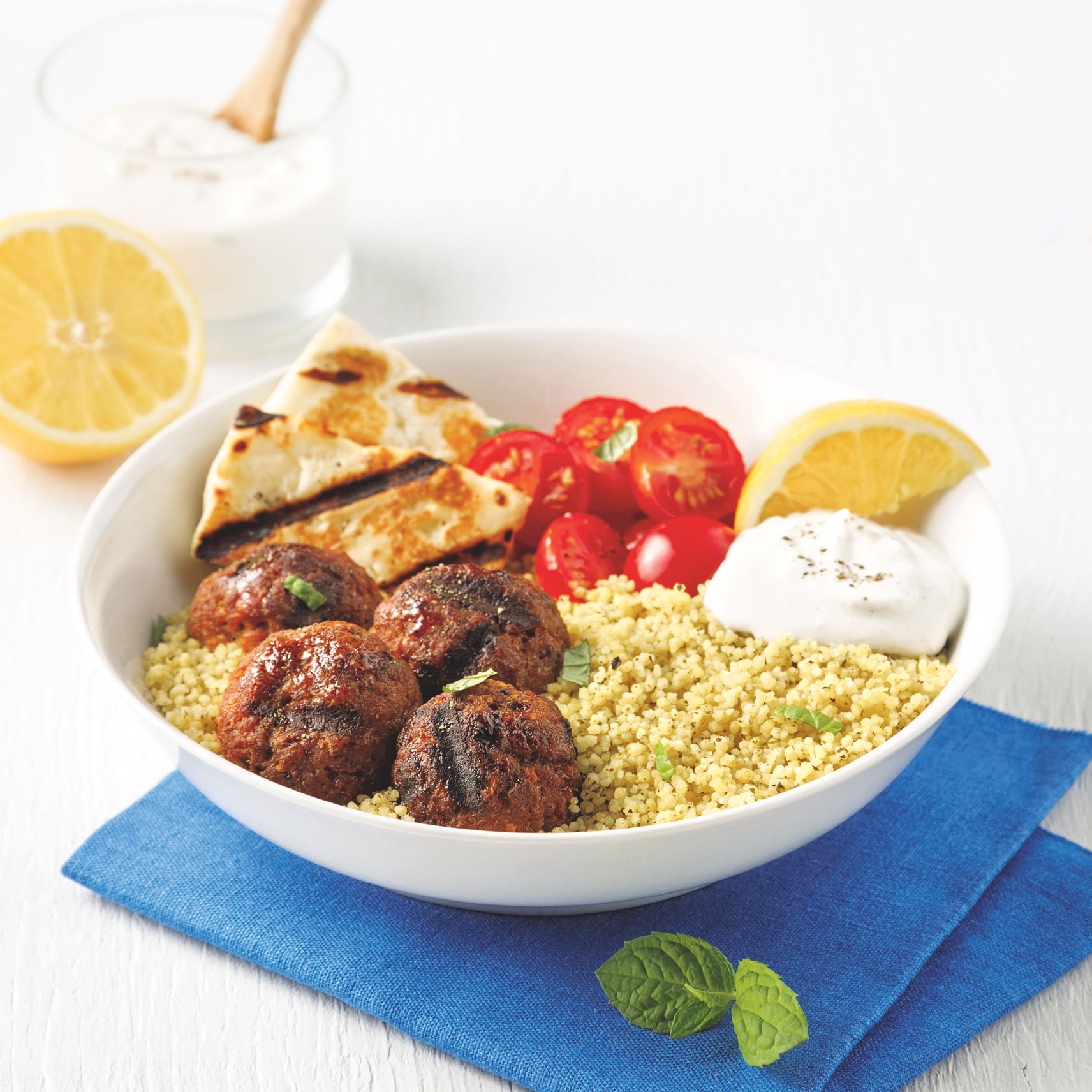 Bols de boulettes de keftas et halloumi grillé | TIPIAK